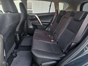 Black Toyota RAV4 2015 in Vilnius, with an engine capacity of 2.00 L and mileage of 171 thousand km for 13500 €, photo 12 on AUTOMOTO.COM.LV