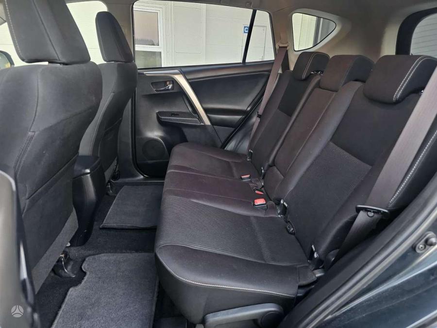 Black Toyota RAV4 2015 in Vilnius, with an engine capacity of 2.00 L and mileage of 171 thousand km for 13500 €, photo 12 on AUTOMOTO.COM.LV