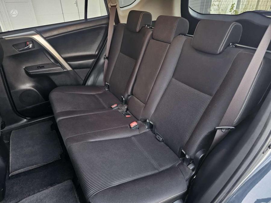 Black Toyota RAV4 2015 in Vilnius, with an engine capacity of 2.00 L and mileage of 171 thousand km for 13500 €, photo 13 on AUTOMOTO.COM.LV