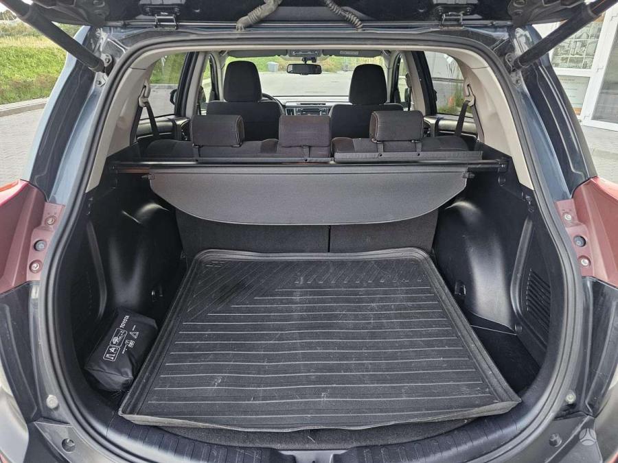 Black Toyota RAV4 2015 in Vilnius, with an engine capacity of 2.00 L and mileage of 171 thousand km for 13500 €, photo 14 on AUTOMOTO.COM.LV