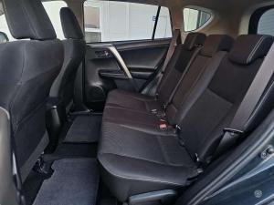 Black Toyota RAV4 2015 in Vilnius, with an engine capacity of 2.00 L and mileage of 171 thousand km for 13500 €, photo 15 on AUTOMOTO.COM.LV