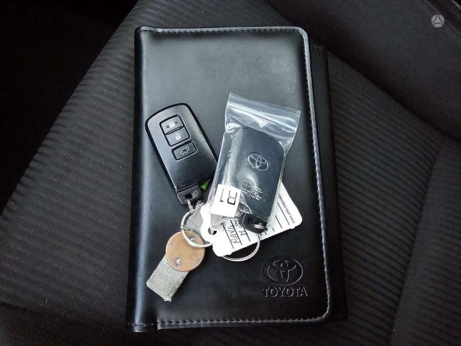 Black Toyota RAV4 2015 in Vilnius, with an engine capacity of 2.00 L and mileage of 171 thousand km for 13500 €, photo 17 on AUTOMOTO.COM.LV
