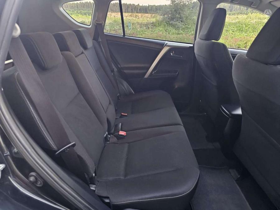 Black Toyota RAV4 2015 in Vilnius, with an engine capacity of 2.00 L and mileage of 171 thousand km for 13500 €, photo 20 on AUTOMOTO.COM.LV