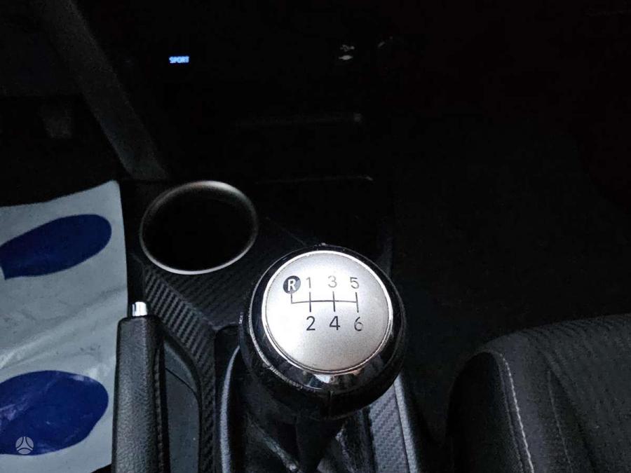Black Toyota RAV4 2015 in Vilnius, with an engine capacity of 2.00 L and mileage of 171 thousand km for 13500 €, photo 26 on AUTOMOTO.COM.LV