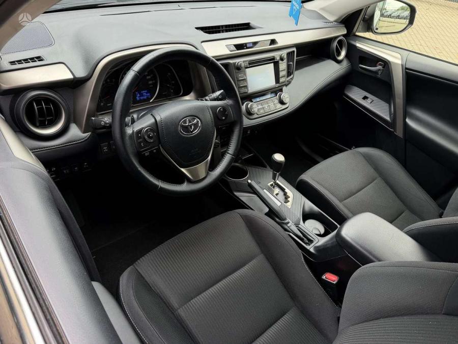 Melns Toyota RAV4 2015 Kauņa, ar dzinēja tilpumu 2.23 L un nobraukumu 127 tūkst. km par 14300 €, foto 6 vietnē AUTOMOTO.COM.LV