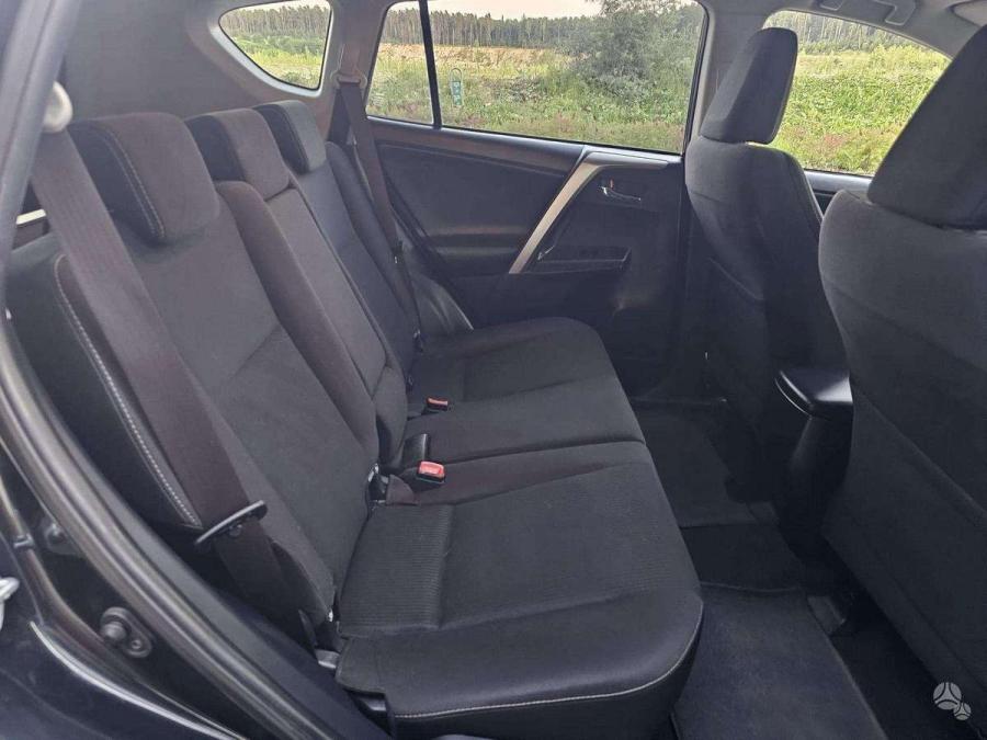 Melns Toyota RAV4 2015 Viļņa, ar dzinēja tilpumu 2.00 L un nobraukumu 171 tūkst. km par 11800 €, foto 20 vietnē AUTOMOTO.COM.LV