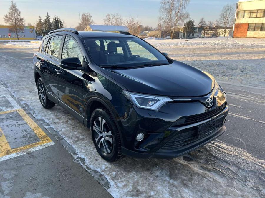Melns Toyota RAV4 2016 Panevēža, ar dzinēja tilpumu 2.00 L un nobraukumu 222 tūkst. km par 11250 €, foto 1 vietnē AUTOMOTO.COM.LV