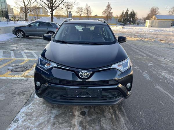 Melns Toyota RAV4 2016 Panevēža, ar dzinēja tilpumu 2.00 L un nobraukumu 222 tūkst. km par 11250 €, foto 3 vietnē AUTOMOTO.COM.LV