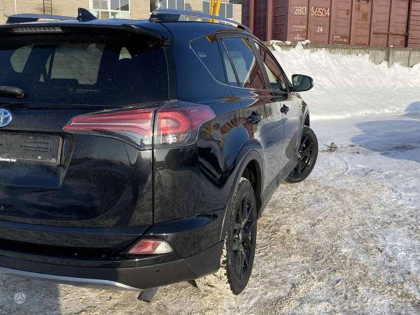 Black Toyota RAV4 2016 in Vilnius, with an engine capacity of 2.49 L and mileage of 124 thousand km for 17000 €, photo 9 on AUTOMOTO.COM.LV