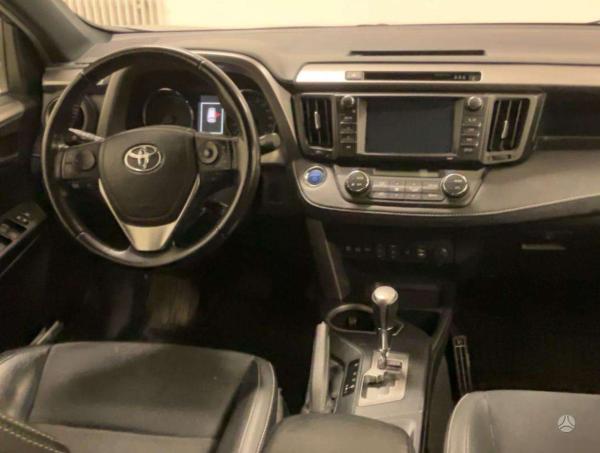 Black Toyota RAV4 2016 in Vilnius, with an engine capacity of 2.50 L and mileage of 200 thousand km for 14999 €, photo 7 on AUTOMOTO.COM.LV