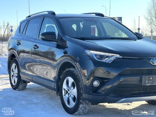 Black Toyota RAV4 2016 in Taurage, with an engine capacity of 2.00 L and mileage of 231 thousand km for 11900 €, photo 6 on AUTOMOTO.COM.LV
