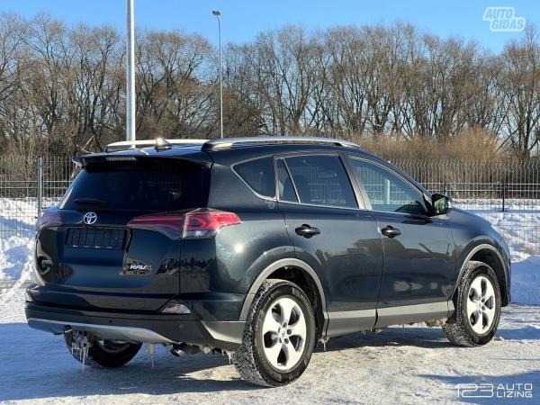 Black Toyota RAV4 2016 in Taurage, with an engine capacity of 2.00 L and mileage of 231 thousand km for 11900 €, photo 7 on AUTOMOTO.COM.LV