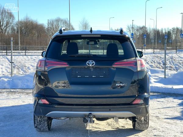 Black Toyota RAV4 2016 in Taurage, with an engine capacity of 2.00 L and mileage of 231 thousand km for 11900 €, photo 8 on AUTOMOTO.COM.LV