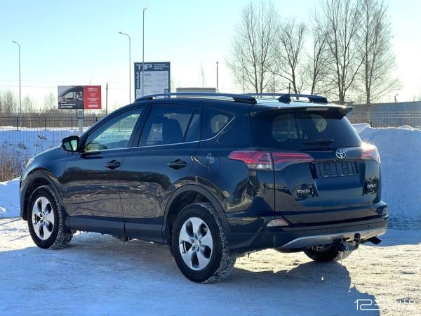 Black Toyota RAV4 2016 in Taurage, with an engine capacity of 2.00 L and mileage of 231 thousand km for 11900 €, photo 9 on AUTOMOTO.COM.LV