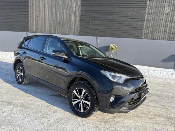 Melns Toyota RAV4 2016 Šauļi, ar dzinēja tilpumu 2.00 L un nobraukumu 164 tūkst. km par 12400 €, foto 1 vietnē AUTOMOTO.COM.LV