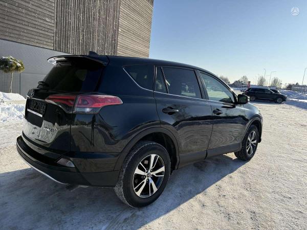 Melns Toyota RAV4 2016 Šauļi, ar dzinēja tilpumu 2.00 L un nobraukumu 164 tūkst. km par 12400 €, foto 7 vietnē AUTOMOTO.COM.LV