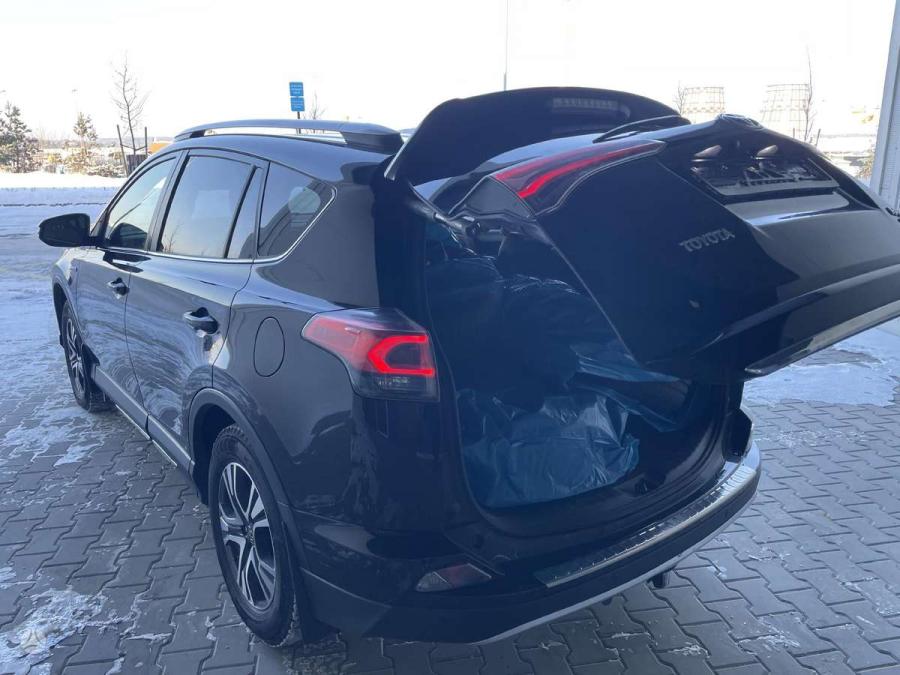 Melns Toyota RAV4 2016 Viļņa, ar dzinēja tilpumu 2.50 L un nobraukumu 200 tūkst. km par 14999 €, foto 8 vietnē AUTOMOTO.COM.LV