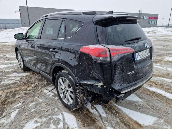Black Toyota RAV4 2016 in Kaunas, with an engine capacity of 2.49 L and mileage of 197 thousand km for 10600 €, photo 4 on AUTOMOTO.COM.LV