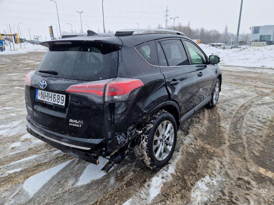 Black Toyota RAV4 2016 in Kaunas, with an engine capacity of 2.49 L and mileage of 197 thousand km for 10600 €, photo 5 on AUTOMOTO.COM.LV