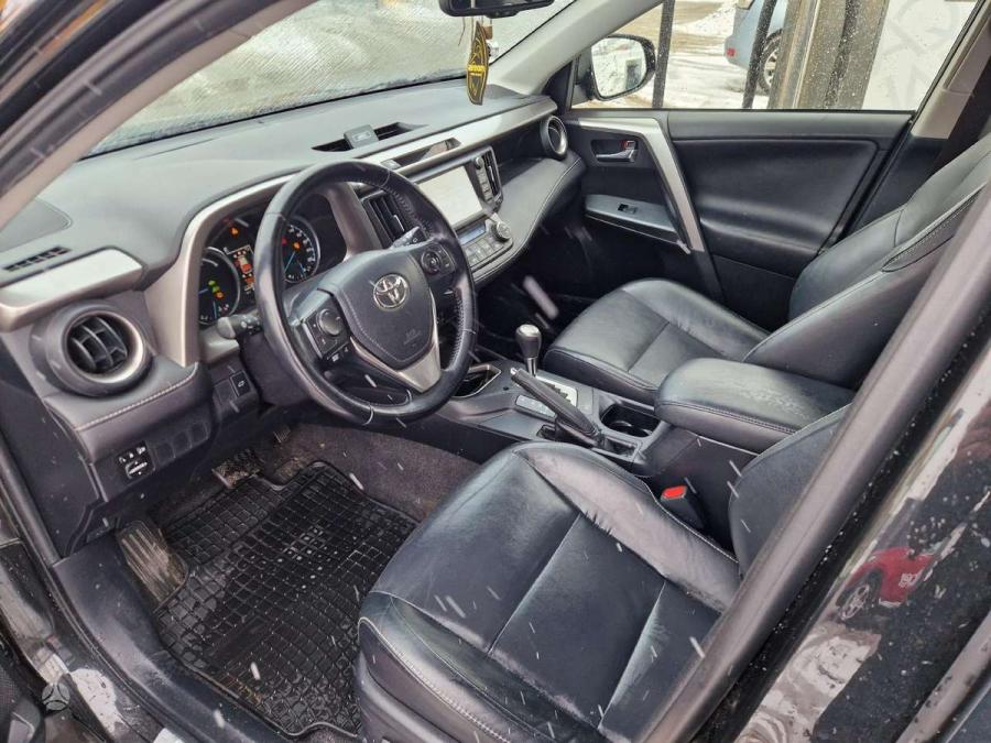 Black Toyota RAV4 2016 in Kaunas, with an engine capacity of 2.49 L and mileage of 197 thousand km for 10600 €, photo 10 on AUTOMOTO.COM.LV