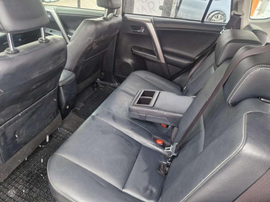 Black Toyota RAV4 2016 in Kaunas, with an engine capacity of 2.49 L and mileage of 197 thousand km for 10600 €, photo 13 on AUTOMOTO.COM.LV