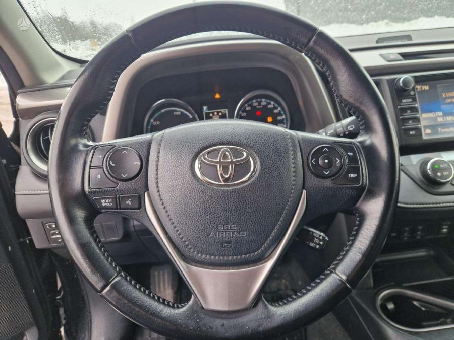 Black Toyota RAV4 2016 in Kaunas, with an engine capacity of 2.49 L and mileage of 197 thousand km for 10600 €, photo 21 on AUTOMOTO.COM.LV