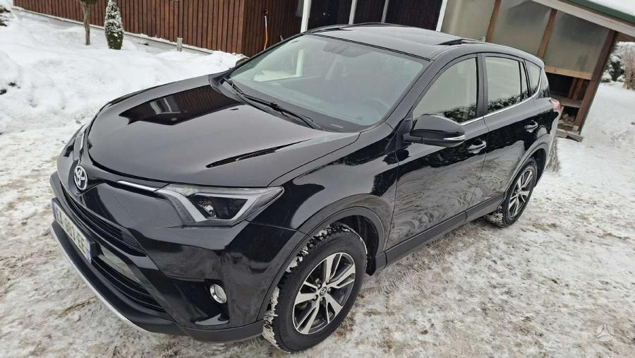 Black Toyota RAV4 2016 in Kaunas, with an engine capacity of 2.00 L and mileage of 188 thousand km for 12750 €, photo 1 on AUTOMOTO.COM.LV