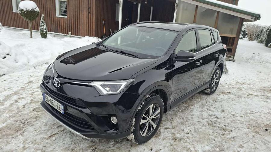 Black Toyota RAV4 2016 in Kaunas, with an engine capacity of 2.00 L and mileage of 188 thousand km for 12750 €, photo 8 on AUTOMOTO.COM.LV