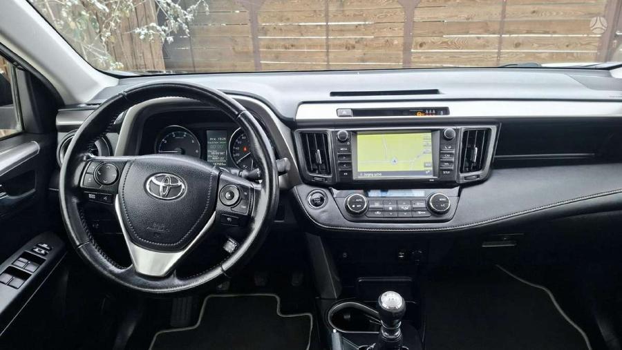 Black Toyota RAV4 2016 in Kaunas, with an engine capacity of 2.00 L and mileage of 188 thousand km for 12750 €, photo 22 on AUTOMOTO.COM.LV