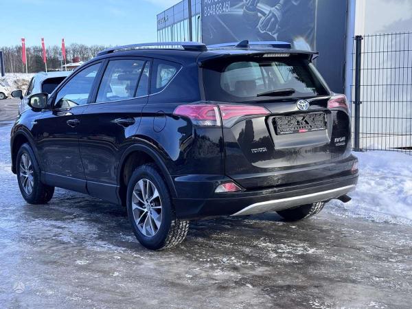 Black Toyota RAV4 2016 in Vilnius, with an engine capacity of 2.49 L and mileage of 205 thousand km for 17350 €, photo 4 on AUTOMOTO.COM.LV