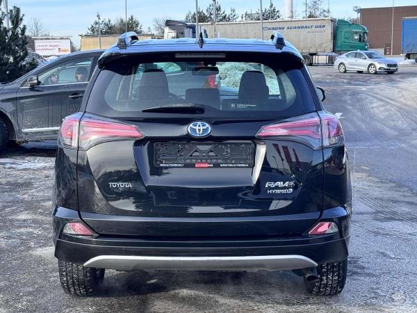 Black Toyota RAV4 2016 in Vilnius, with an engine capacity of 2.49 L and mileage of 205 thousand km for 17350 €, photo 10 on AUTOMOTO.COM.LV