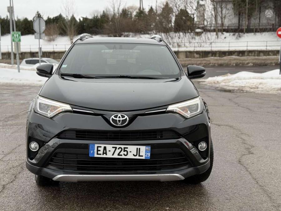 Black Toyota RAV4 2016 in Taurage, with an engine capacity of 2.00 L and mileage of 187 thousand km for 12000 €, photo 2 on AUTOMOTO.COM.LV