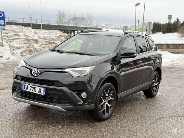 Black Toyota RAV4 2016 in Taurage, with an engine capacity of 2.00 L and mileage of 187 thousand km for 12000 €, photo 4 on AUTOMOTO.COM.LV