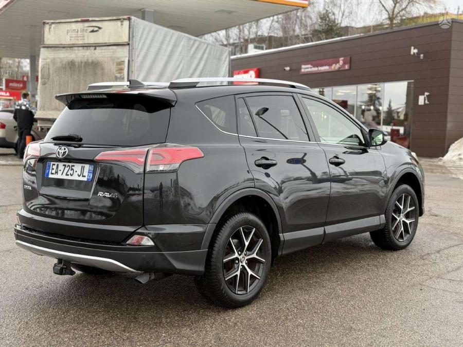 Black Toyota RAV4 2016 in Taurage, with an engine capacity of 2.00 L and mileage of 187 thousand km for 12000 €, photo 6 on AUTOMOTO.COM.LV