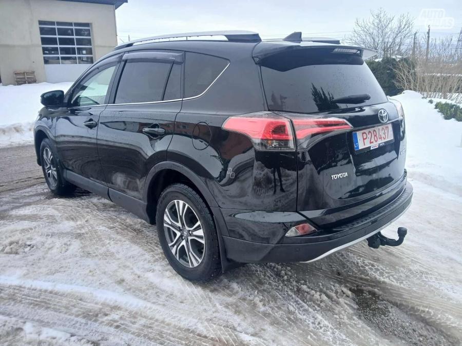 Black Toyota RAV4 2016 in Klaipeda, with an engine capacity of 2.00 L and mileage of 266 thousand km for 11999 €, photo 4 on AUTOMOTO.COM.LV