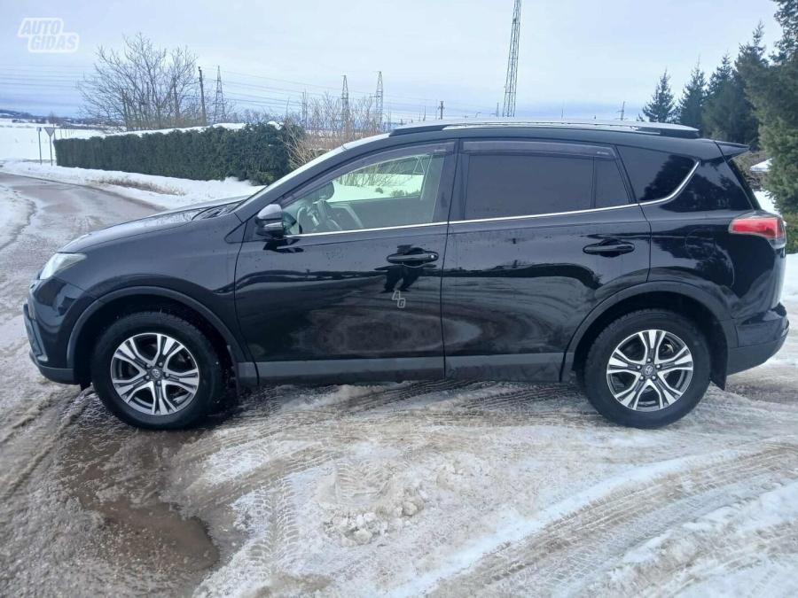 Black Toyota RAV4 2016 in Klaipeda, with an engine capacity of 2.00 L and mileage of 266 thousand km for 11999 €, photo 5 on AUTOMOTO.COM.LV