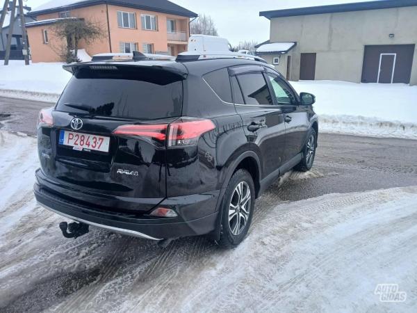 Black Toyota RAV4 2016 in Klaipeda, with an engine capacity of 2.00 L and mileage of 266 thousand km for 11999 €, photo 6 on AUTOMOTO.COM.LV
