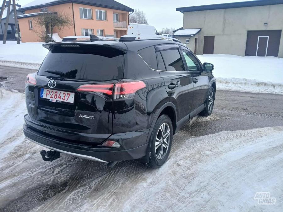 Black Toyota RAV4 2016 in Klaipeda, with an engine capacity of 2.00 L and mileage of 266 thousand km for 11999 €, photo 6 on AUTOMOTO.COM.LV