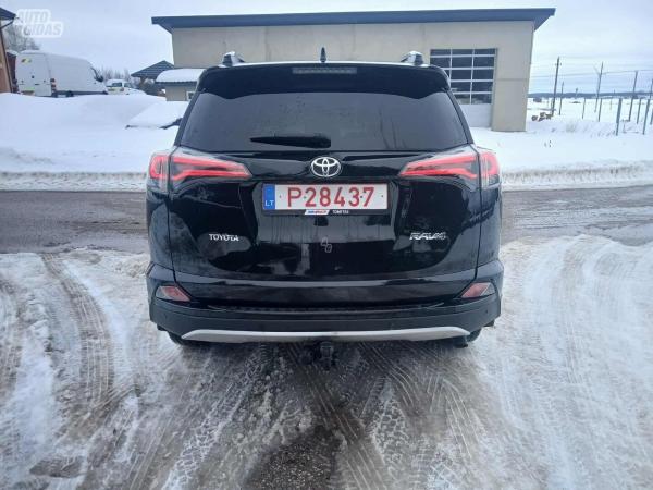 Black Toyota RAV4 2016 in Klaipeda, with an engine capacity of 2.00 L and mileage of 266 thousand km for 11999 €, photo 7 on AUTOMOTO.COM.LV