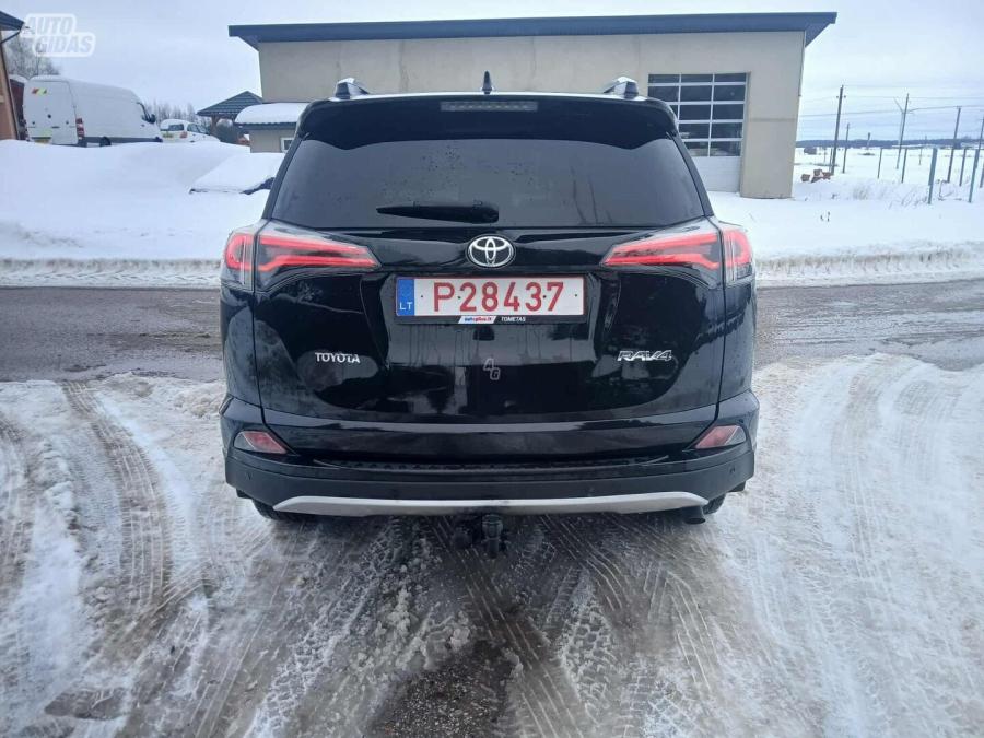 Black Toyota RAV4 2016 in Klaipeda, with an engine capacity of 2.00 L and mileage of 266 thousand km for 11999 €, photo 7 on AUTOMOTO.COM.LV