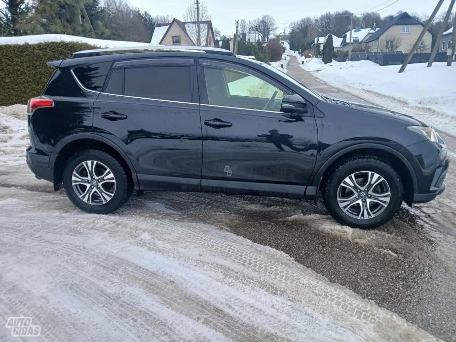 Black Toyota RAV4 2016 in Klaipeda, with an engine capacity of 2.00 L and mileage of 266 thousand km for 11999 €, photo 8 on AUTOMOTO.COM.LV