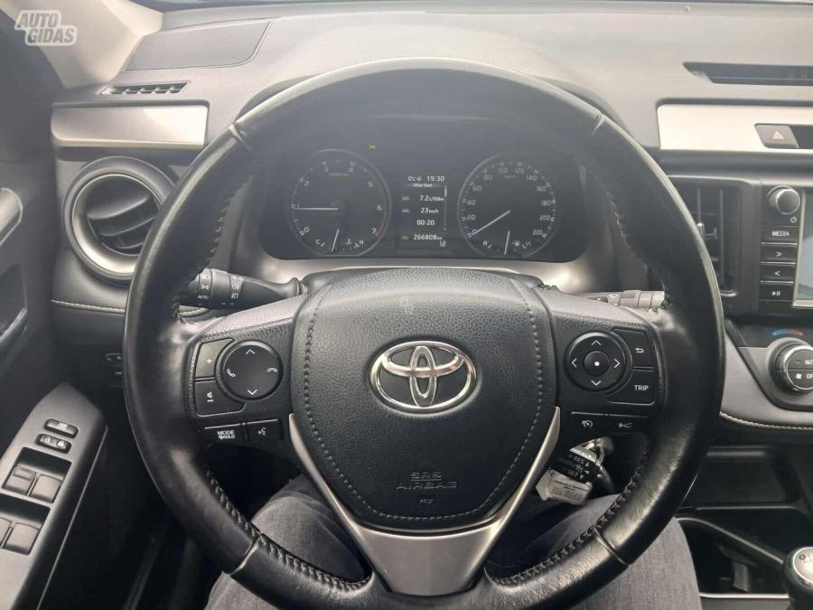 Black Toyota RAV4 2016 in Klaipeda, with an engine capacity of 2.00 L and mileage of 266 thousand km for 11999 €, photo 10 on AUTOMOTO.COM.LV