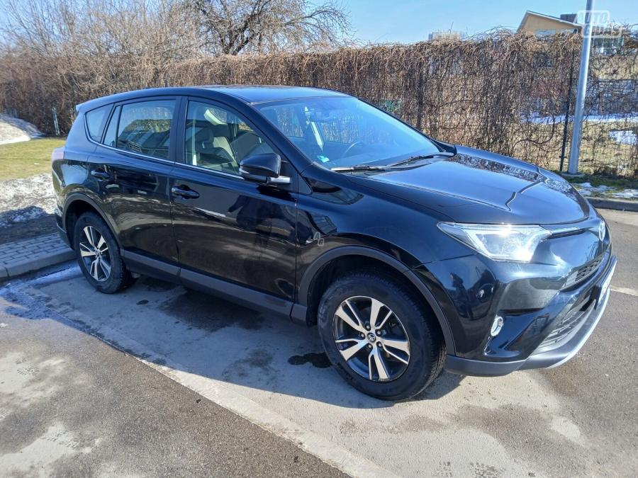 Black Toyota RAV4 2016 in Vilnius, with an engine capacity of 2.00 L and mileage of 183 thousand km for 13850 €, photo 1 on AUTOMOTO.COM.LV