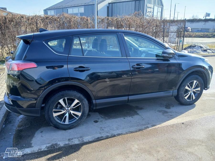 Black Toyota RAV4 2016 in Vilnius, with an engine capacity of 2.00 L and mileage of 183 thousand km for 13850 €, photo 2 on AUTOMOTO.COM.LV