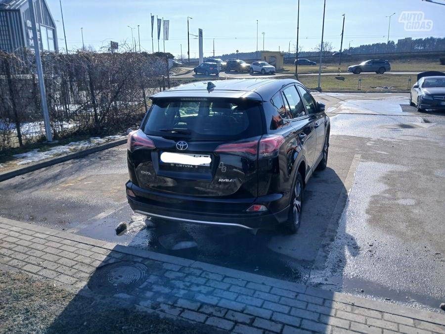 Black Toyota RAV4 2016 in Vilnius, with an engine capacity of 2.00 L and mileage of 183 thousand km for 13850 €, photo 3 on AUTOMOTO.COM.LV
