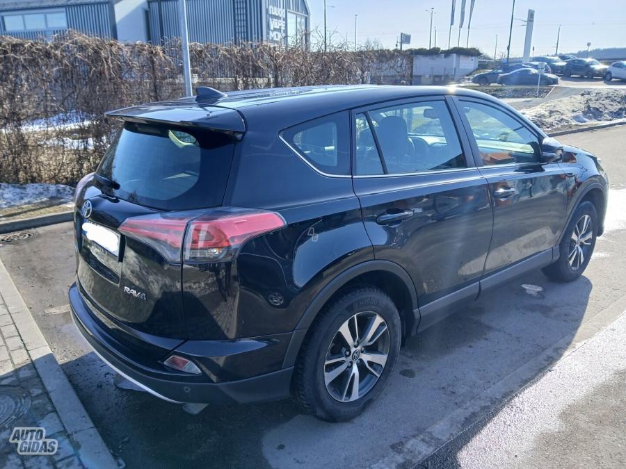 Black Toyota RAV4 2016 in Vilnius, with an engine capacity of 2.00 L and mileage of 183 thousand km for 13850 €, photo 4 on AUTOMOTO.COM.LV