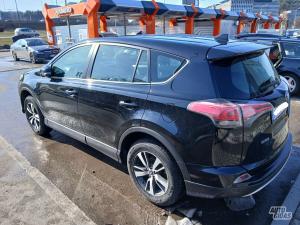 Black Toyota RAV4 2016 in Vilnius, with an engine capacity of 2.00 L and mileage of 183 thousand km for 13850 €, photo 6 on AUTOMOTO.COM.LV