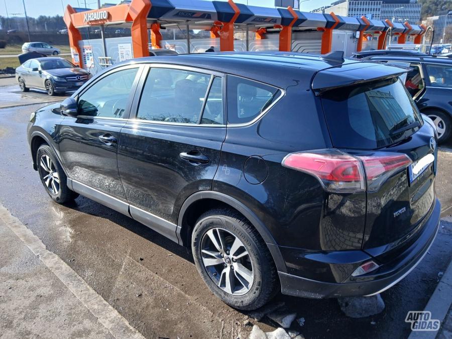 Black Toyota RAV4 2016 in Vilnius, with an engine capacity of 2.00 L and mileage of 183 thousand km for 13850 €, photo 6 on AUTOMOTO.COM.LV