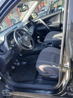 Black Toyota RAV4 2016 in Vilnius, with an engine capacity of 2.00 L and mileage of 183 thousand km for 13850 €, photo 10 on AUTOMOTO.COM.LV