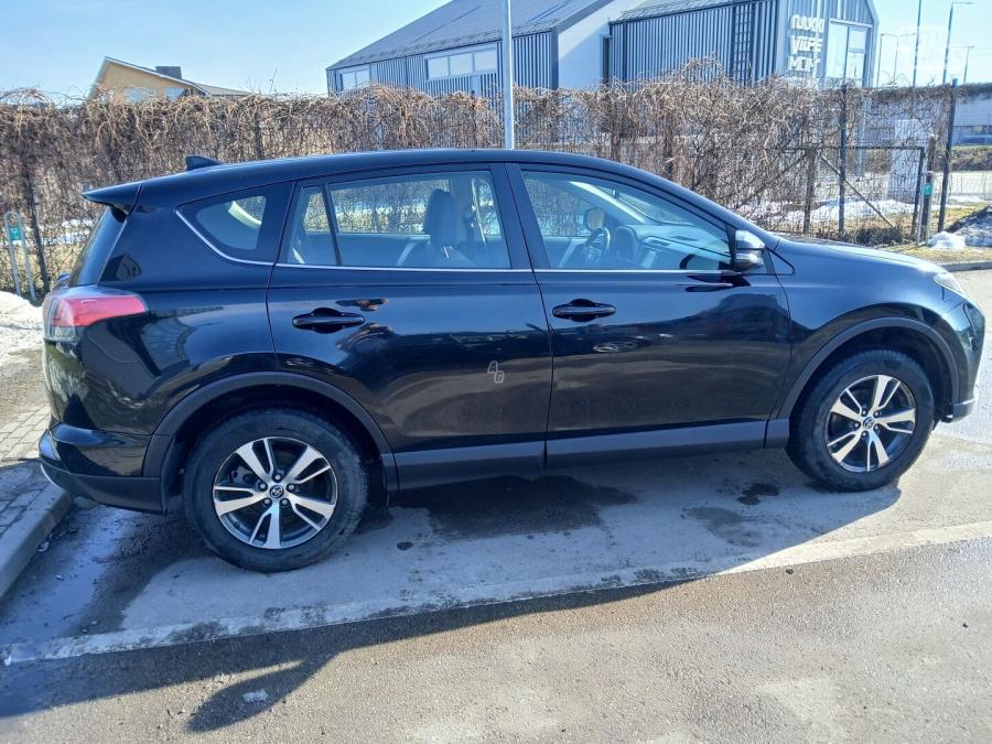Black Toyota RAV4 2016 in Vilnius, with an engine capacity of 2.00 L and mileage of 183 thousand km for 13850 €, photo 13 on AUTOMOTO.COM.LV
